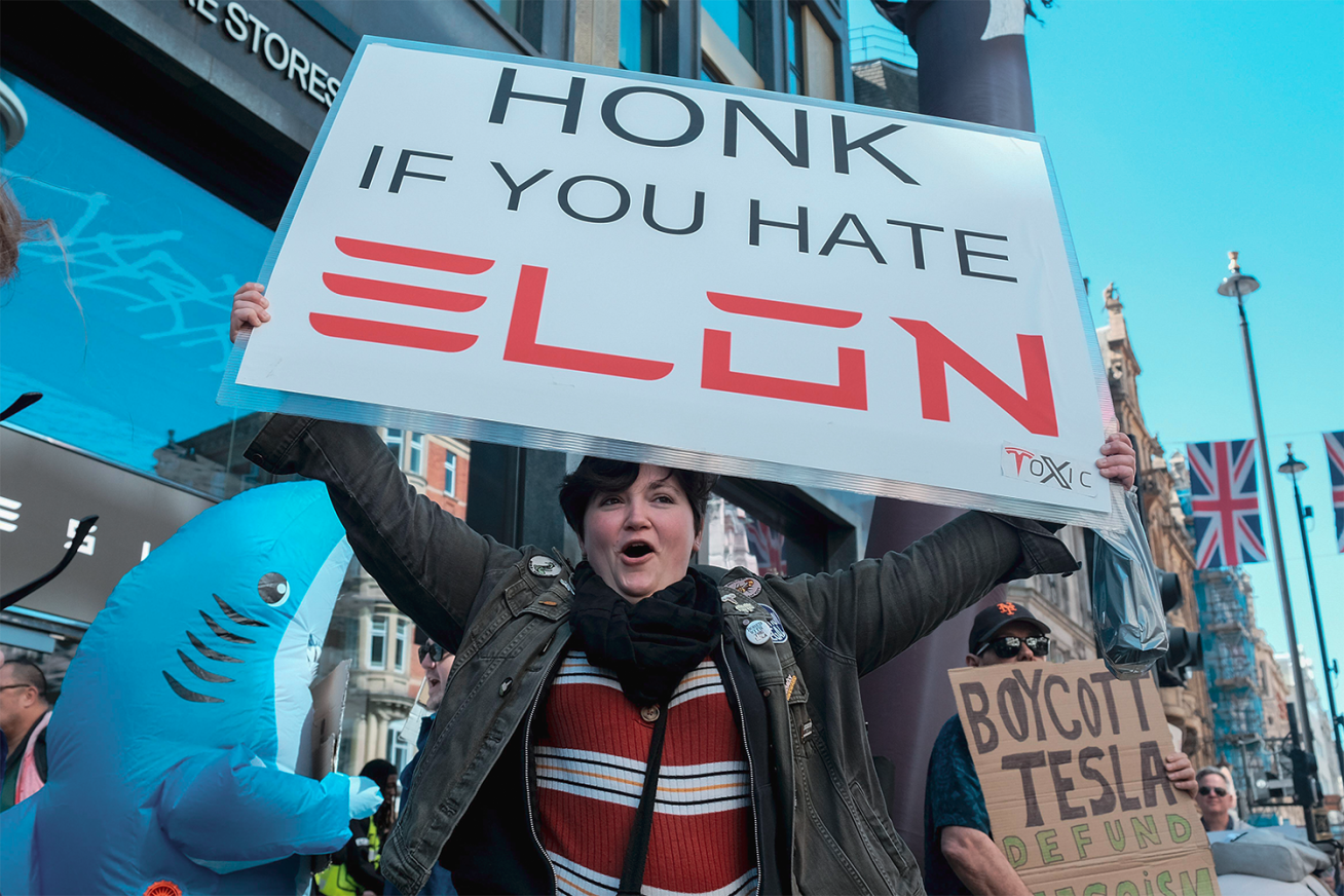 'Everyone Hates Elon' Protesters Invite Londoners to Smash Up Tesla in ...